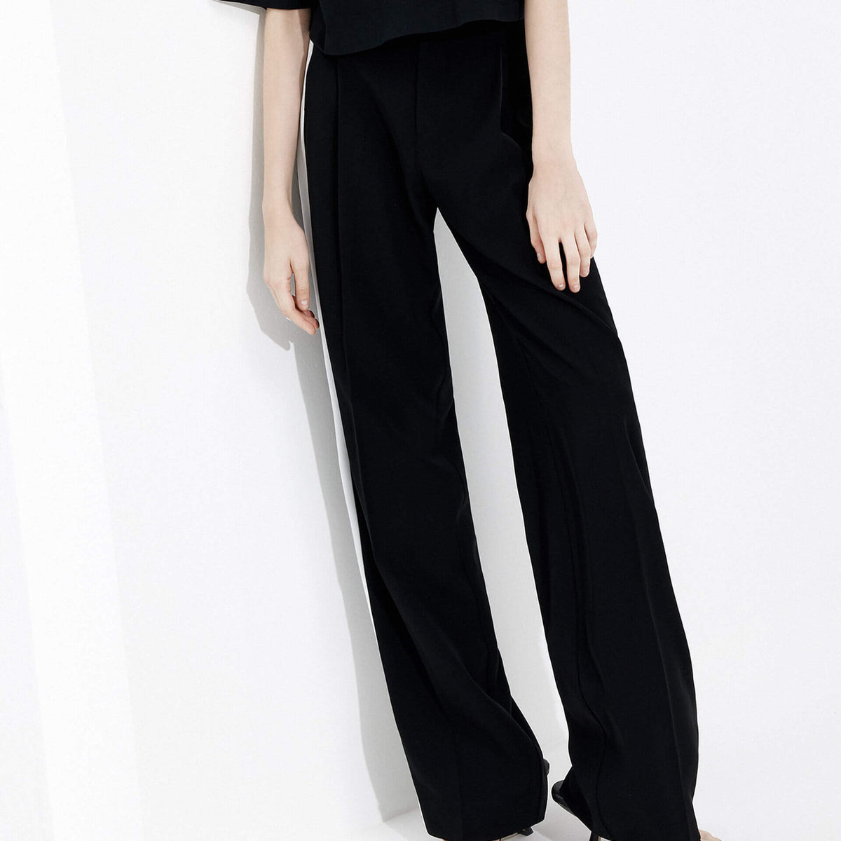 MO&Co. Women's Contrast Trim Full Length Straight Suit Pants in Black