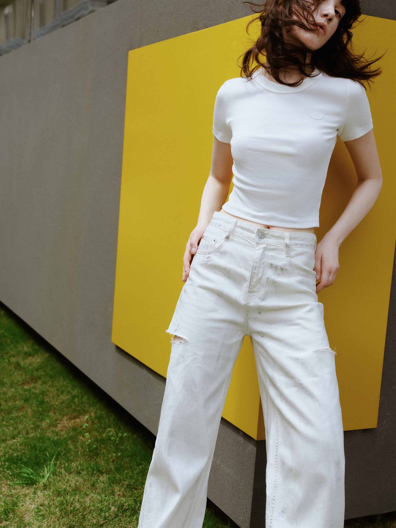 MO&Co. Women's Regular Logo Fitted Tee Classic Fitted Round Neck Pullover Black