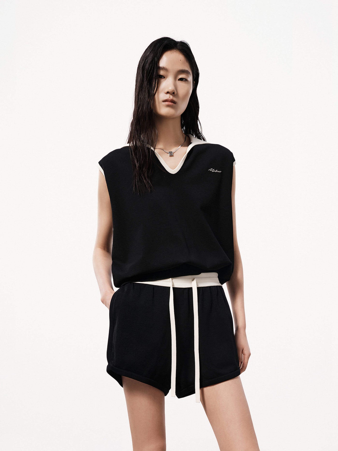 MO&Co. Women's Contrast Collar Sleeveless Top