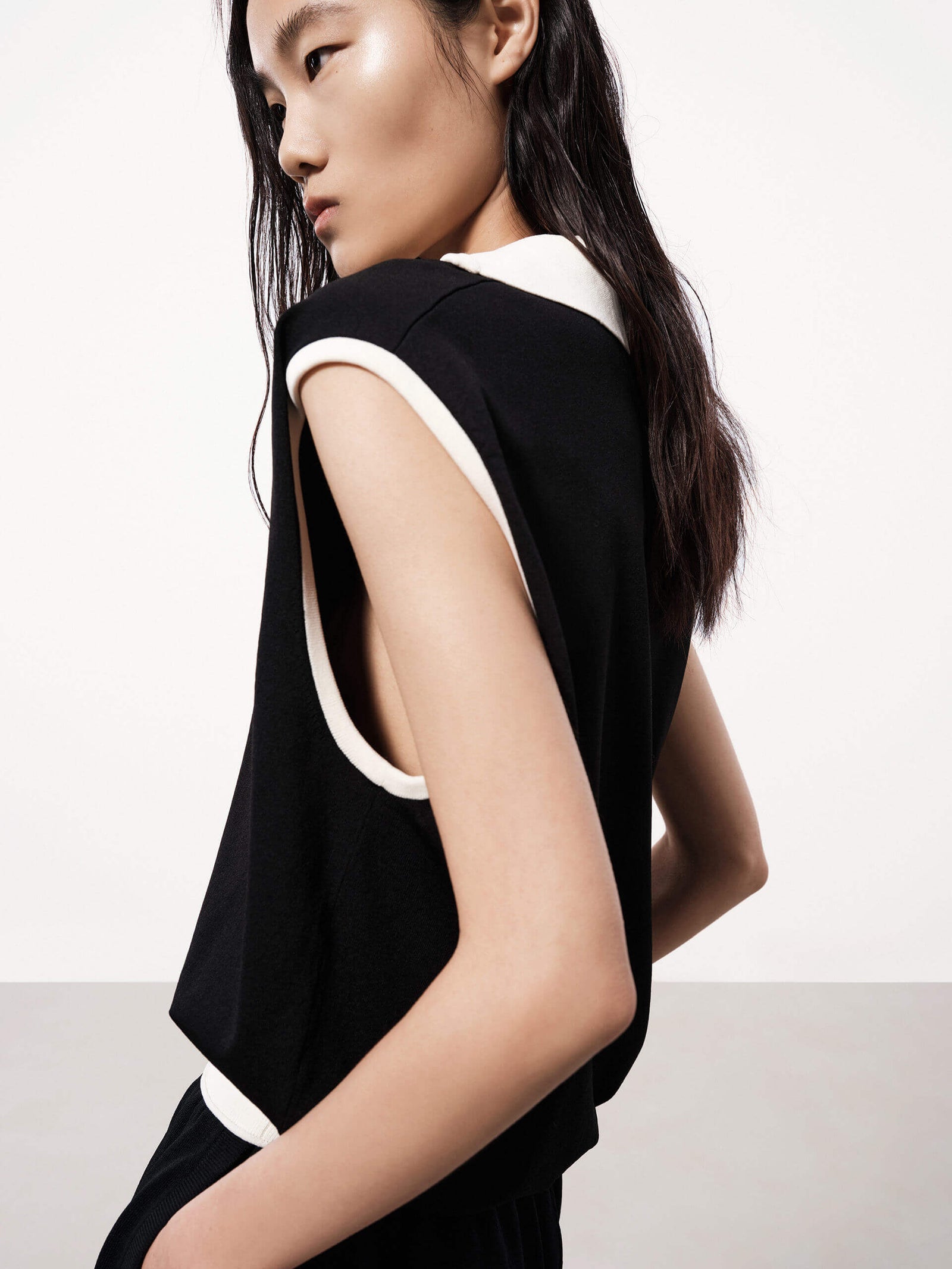 MO&Co. Women's Contrast Collar Sleeveless Top