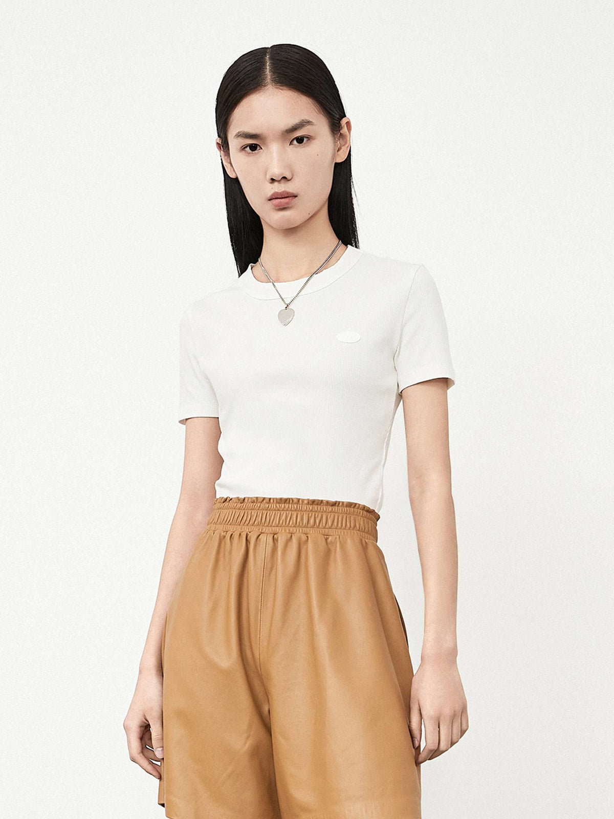 MO&Co. Women's Regular Logo Fitted Tee Classic Fitted Round Neck Pullover Black