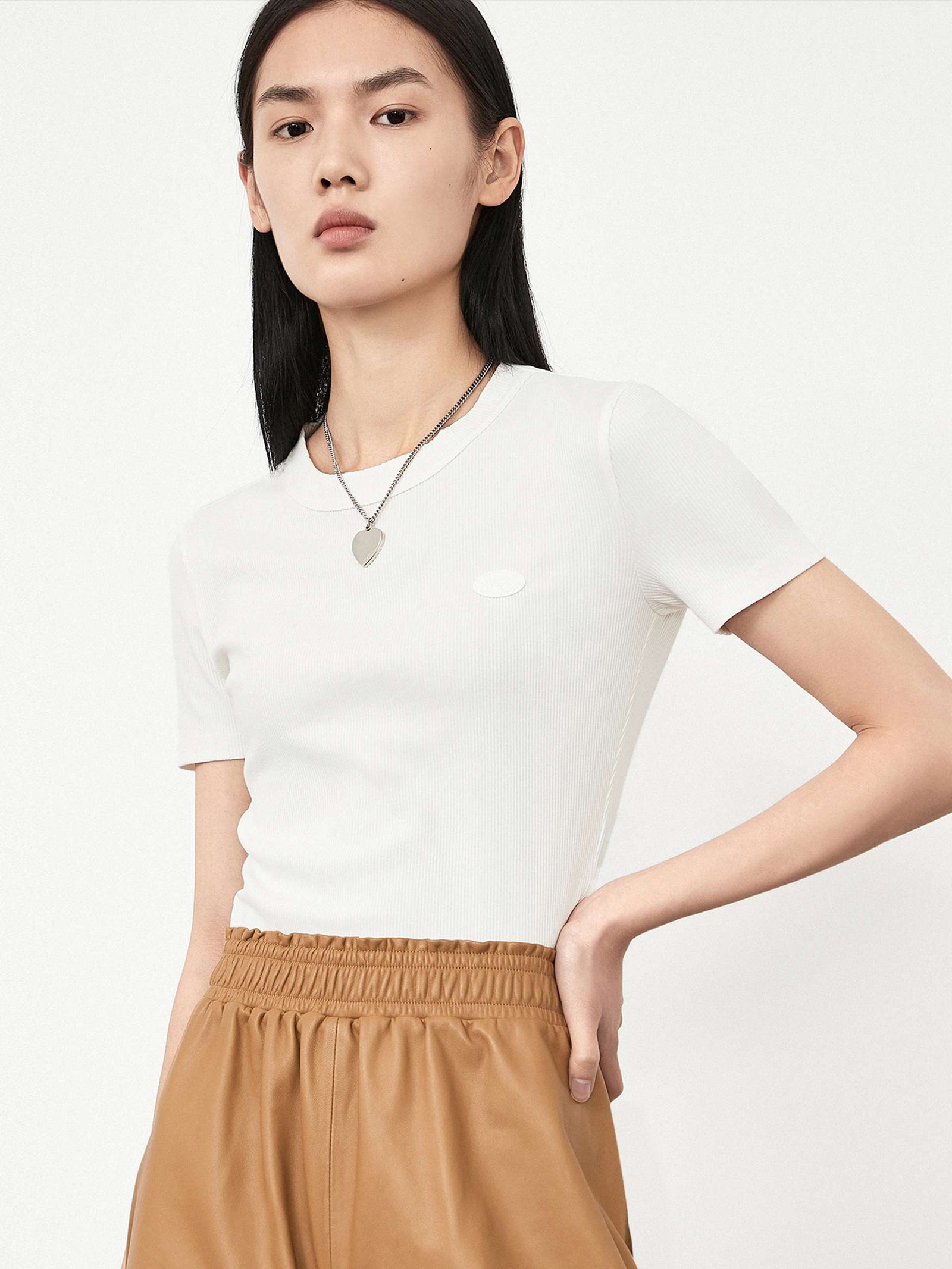 MO&Co. Women's Regular Logo Fitted Tee Classic Fitted Round Neck Pullover Black